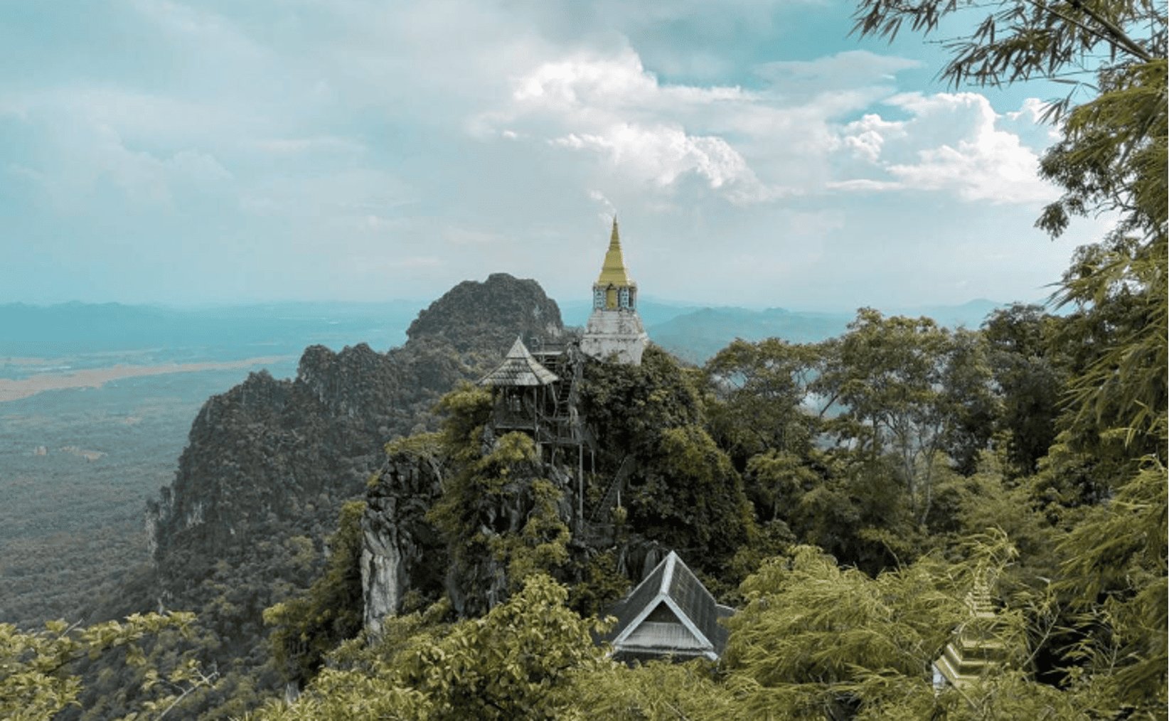 Wat Chaloem Phra Kiat: Lampang's Breathtaking Floating Pagoda
