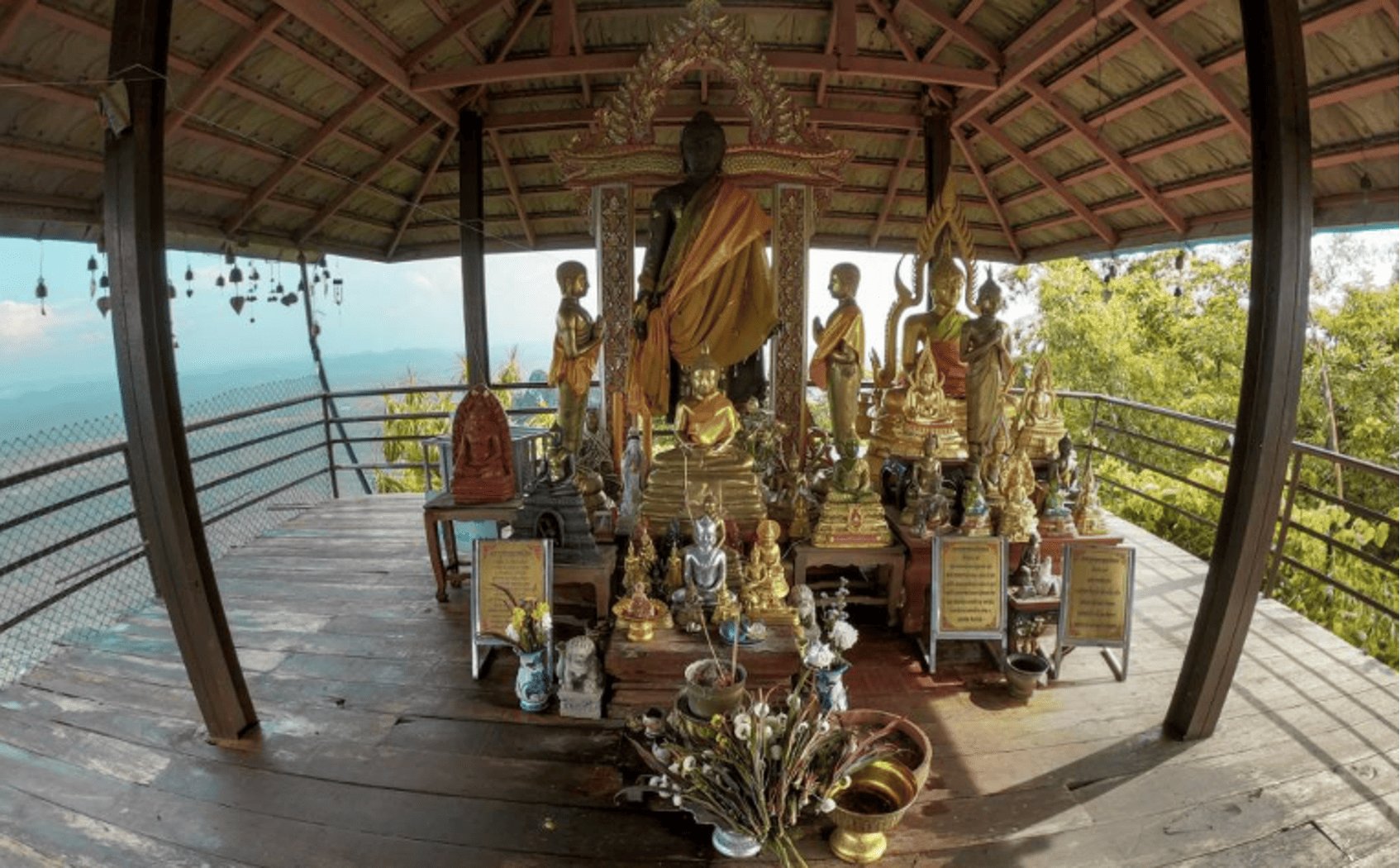 Wat Chaloem Phra Kiat: Lampang's Breathtaking Floating Pagoda